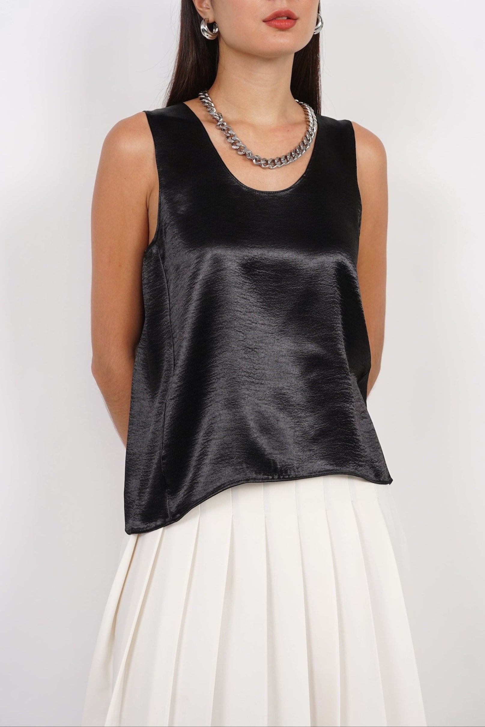 Curve Neck Tank Top in Black